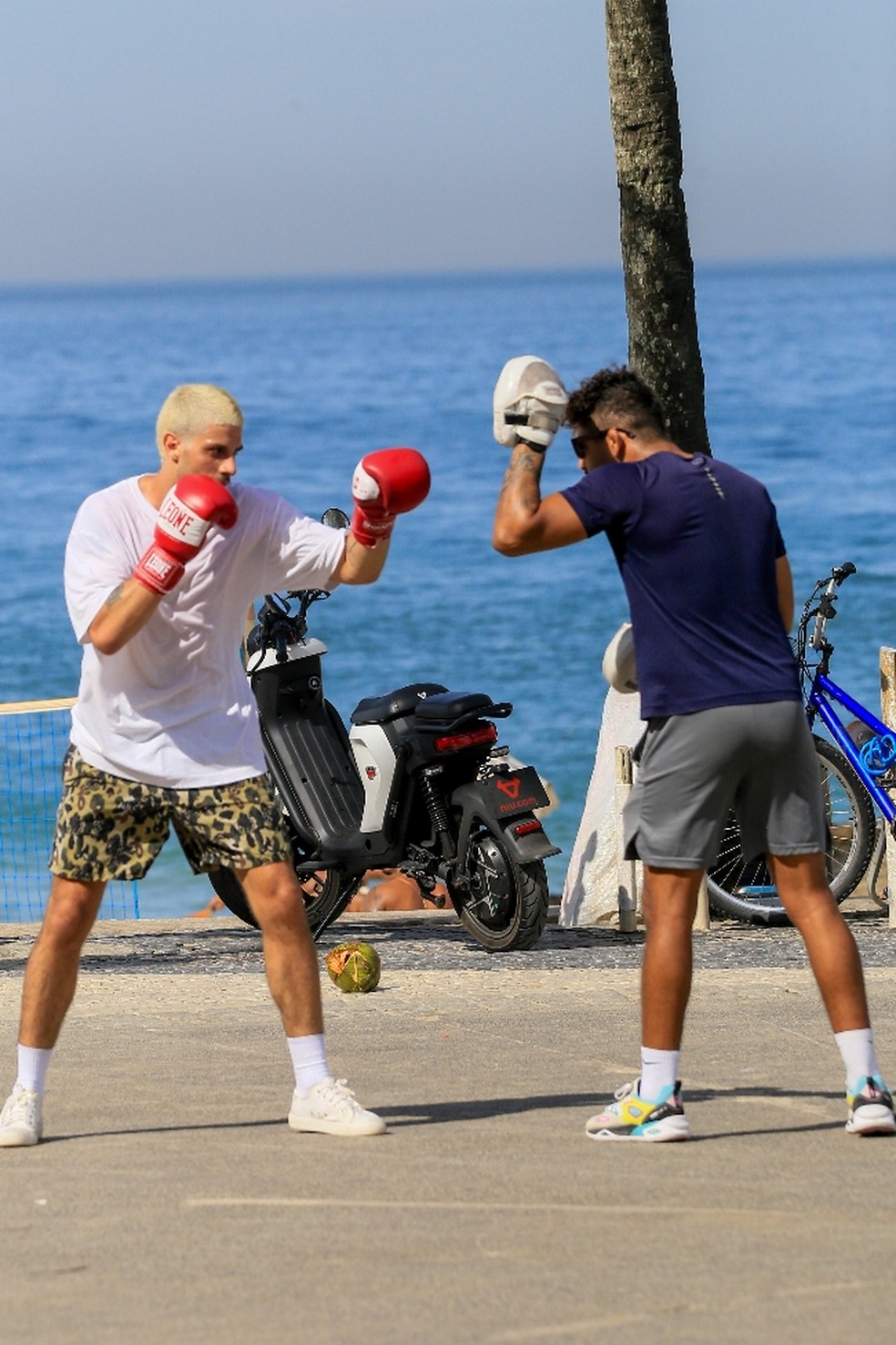 Chay Suede treina boxe em praia do Rio