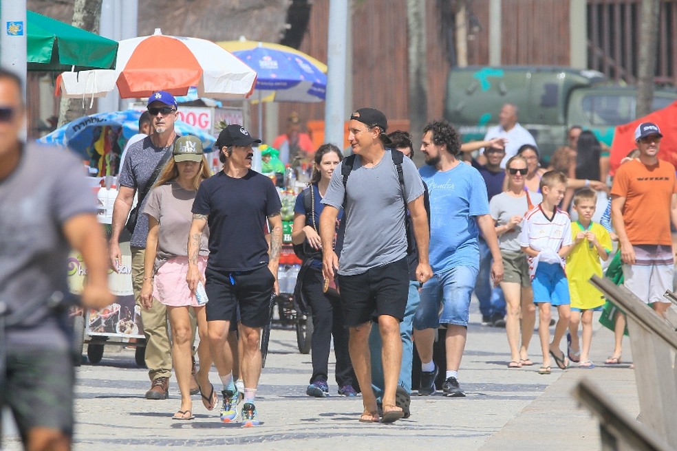 Anthony Keidis e John Frusciante, do Red Hot Chili Peppers, passeiam em ...