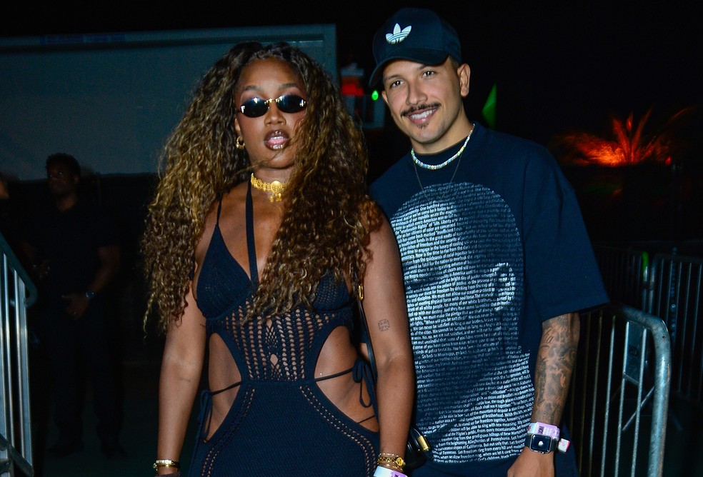 Após anunciar término com Yuri Lima, IZA posa em frente ao espelho com look decotado