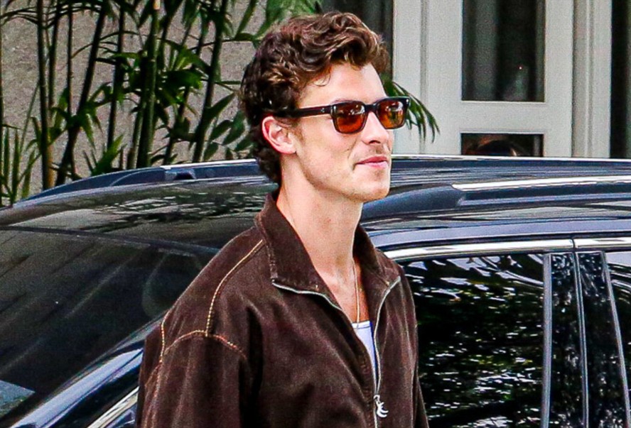 Shawn Mendes retorna para Salvador e curte dia em praia com amigos; vídeo