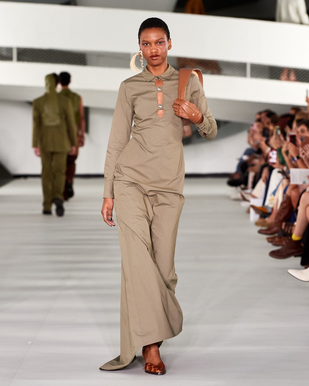 Ivete Sangalo causa comoção ao desfilar para Misci, em São Paulo