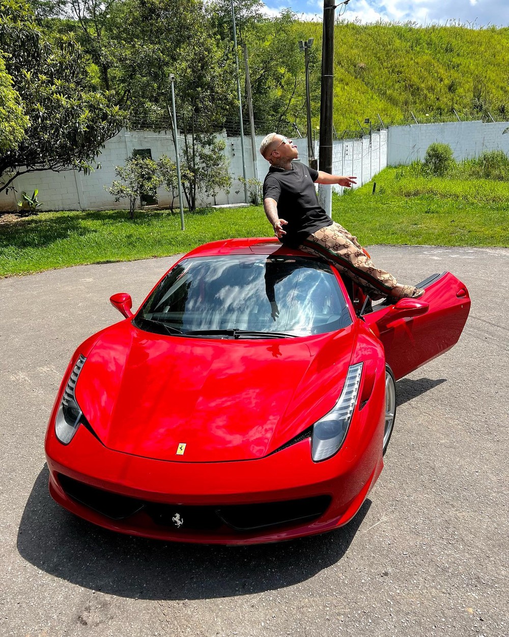 MC Ryan SP compra Ferrari de R$ 5 milhões; artista coleciona carros de luxo