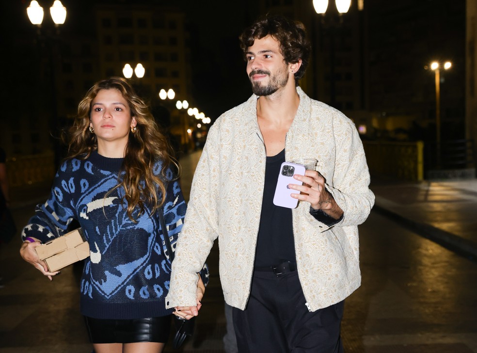 Luana Maia, irmã de Marquezine, beija muito o namorado, Lucca Picon, em ...