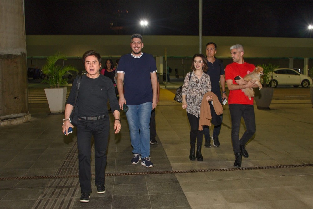 Solteira, Sandy embarca para turnê na Europa com a família