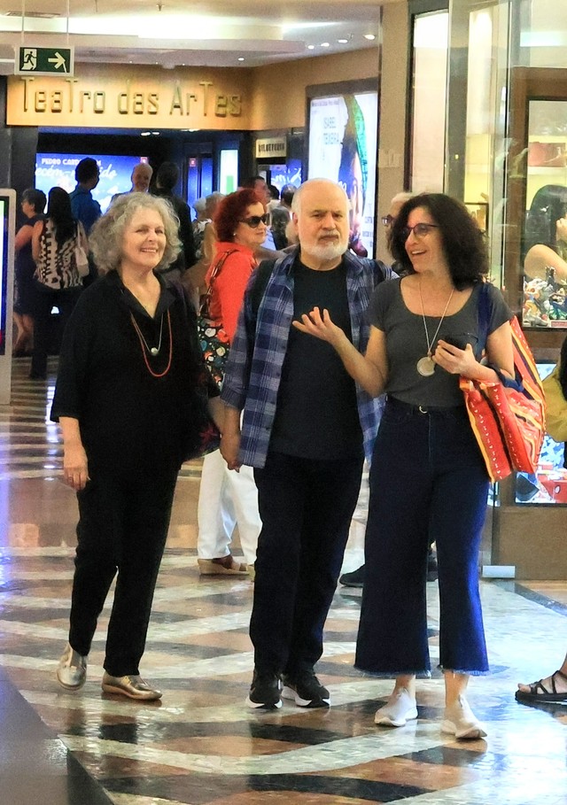 Irene Ravache é clicada sorridente em rara aparição pública com o marido