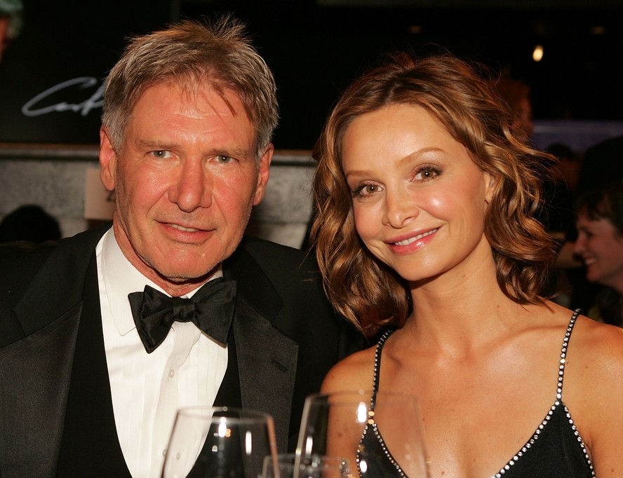 Harrison Ford beija muito a mulher, Calista Flockhart, ao sair de jatinho