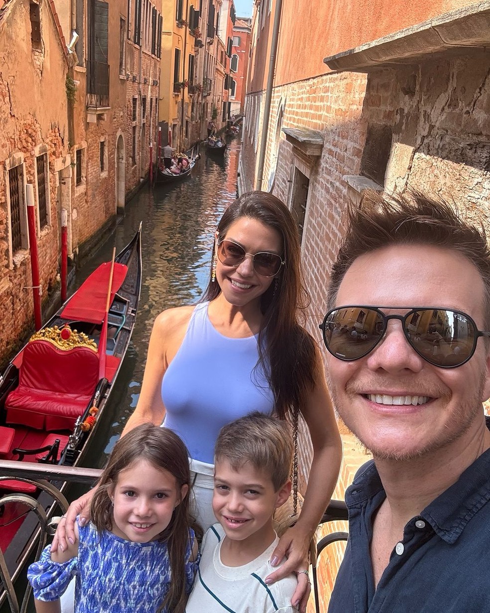 Michel Teló e Thais Fersoza curtem Veneza com os filhos e os pais; fotos