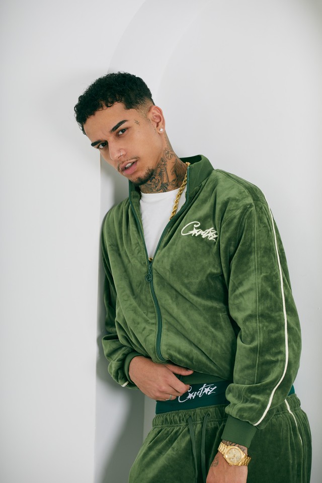 Estrela do trap, Veigh celebra estreia em desfile na SPFW N58 ...