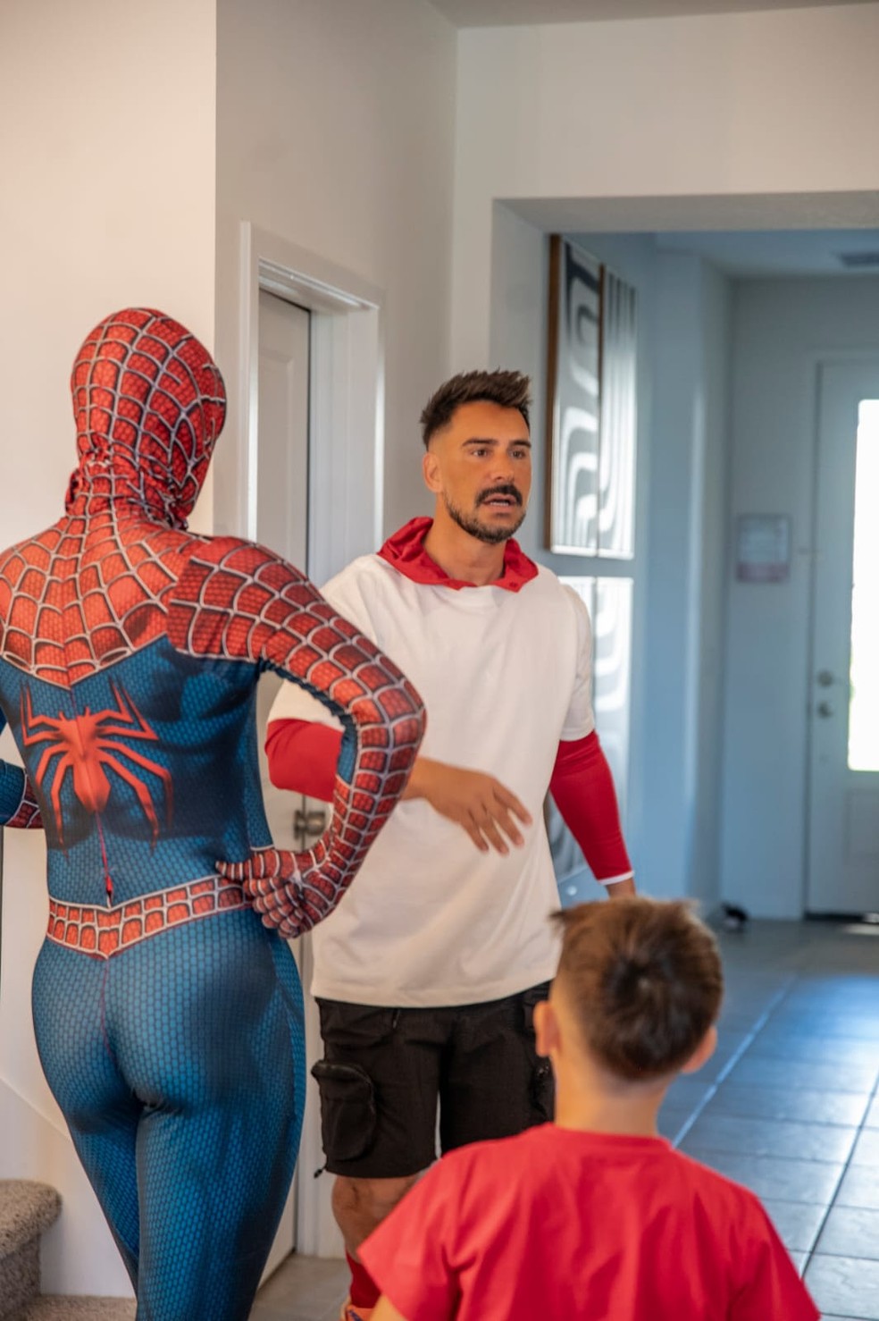 Julio Rocha foge do agito do Carnaval para curtir Orlando com a família ...