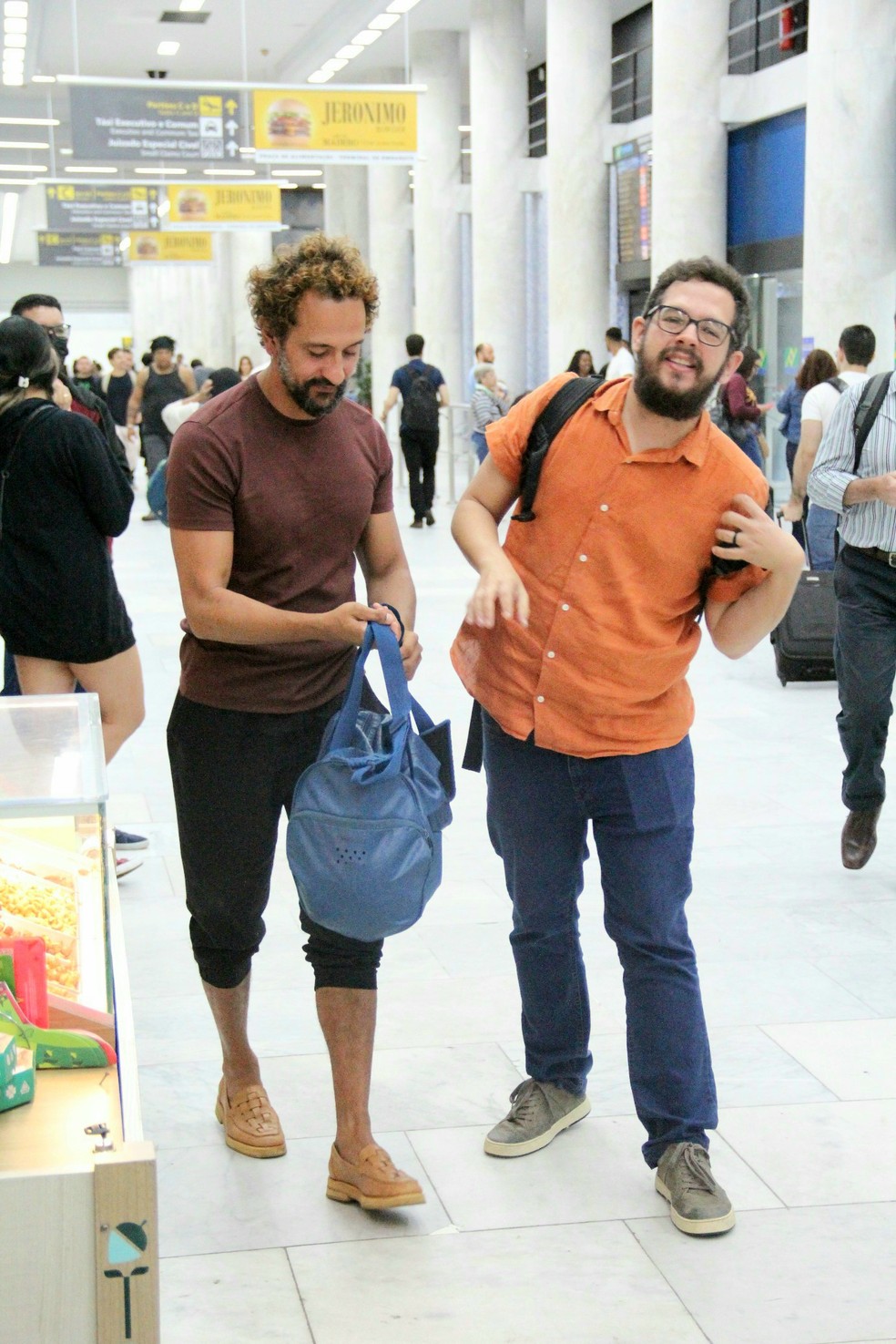 Irandhir Santos recebe o marido em aeroporto com abraços e passeio de ...