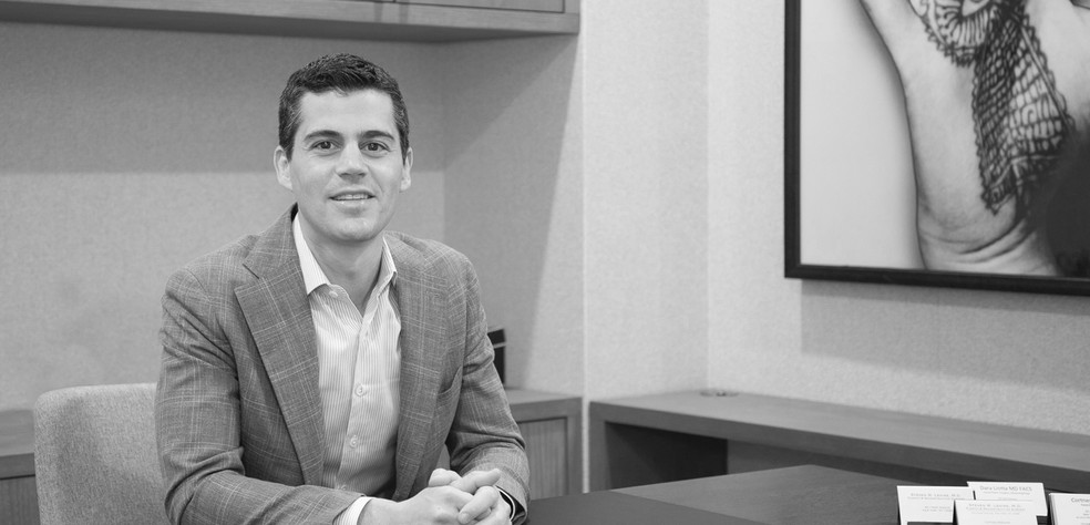 Dr. Steven M. Levine — Foto: Site oficial do cirurgião