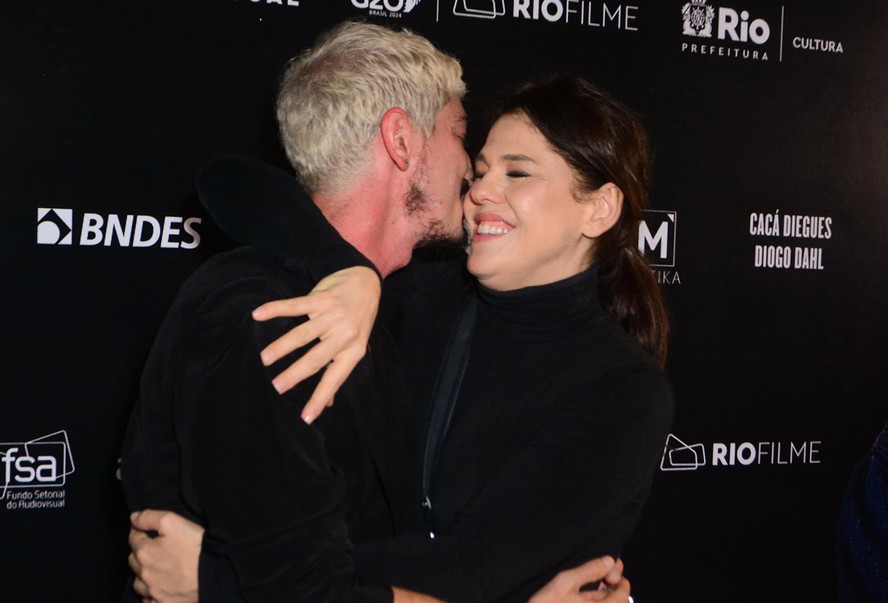 Johnny Massaro e Bárbara Paz trocam selinhos em première no Rio