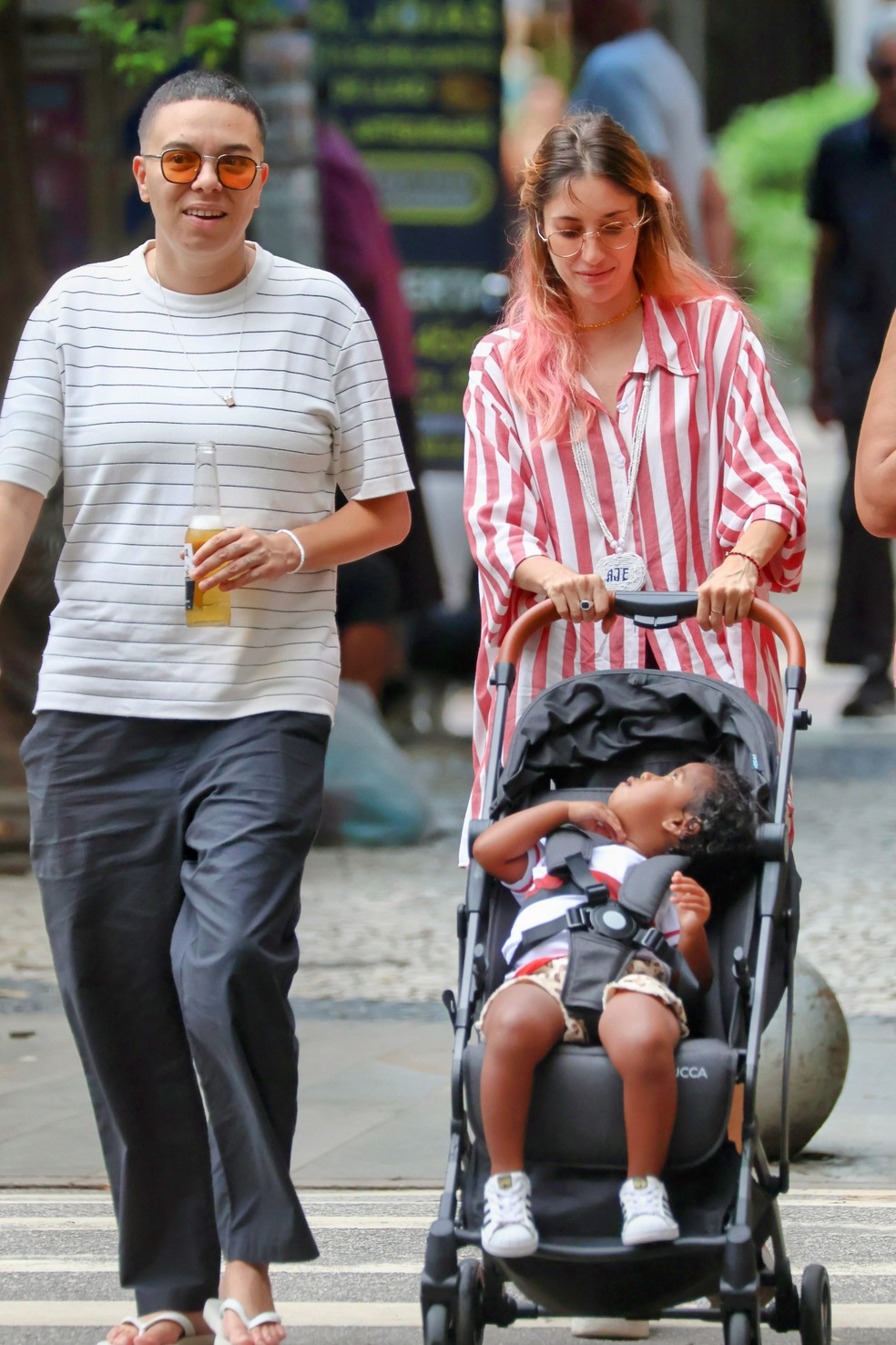 Maria Gadú e a esposa passeiam com a filha no Rio