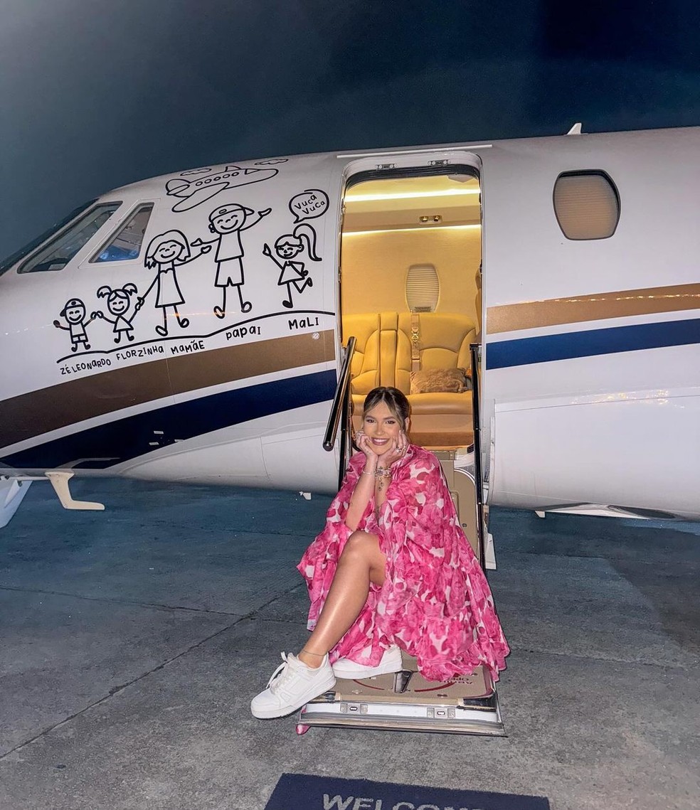 Virginia Fonseca posa estilosa em frente ao jatinho particular de R$ 17 ...