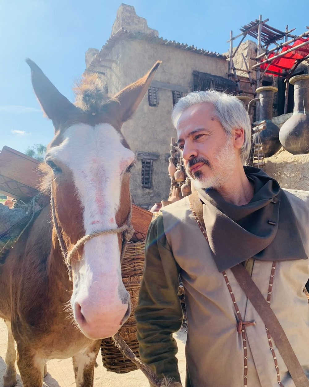 Quem é Edson Fieschi, ex-galã da Globo que namora modelo 41 anos mais novo