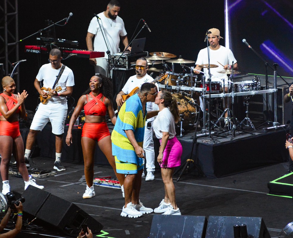 Xanddy posa agarradinho com Carla Perez antes de show no Rio de Janeiro ...