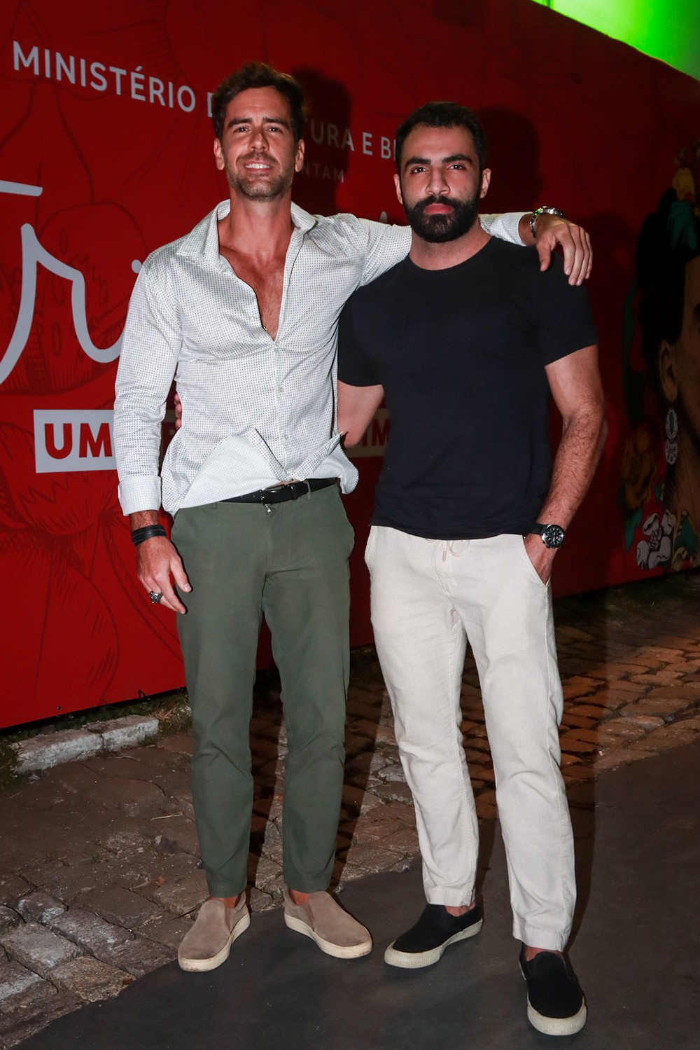 Após assumir namoro, Marcos Pitombo e namorado vão a primeiro evento juntos