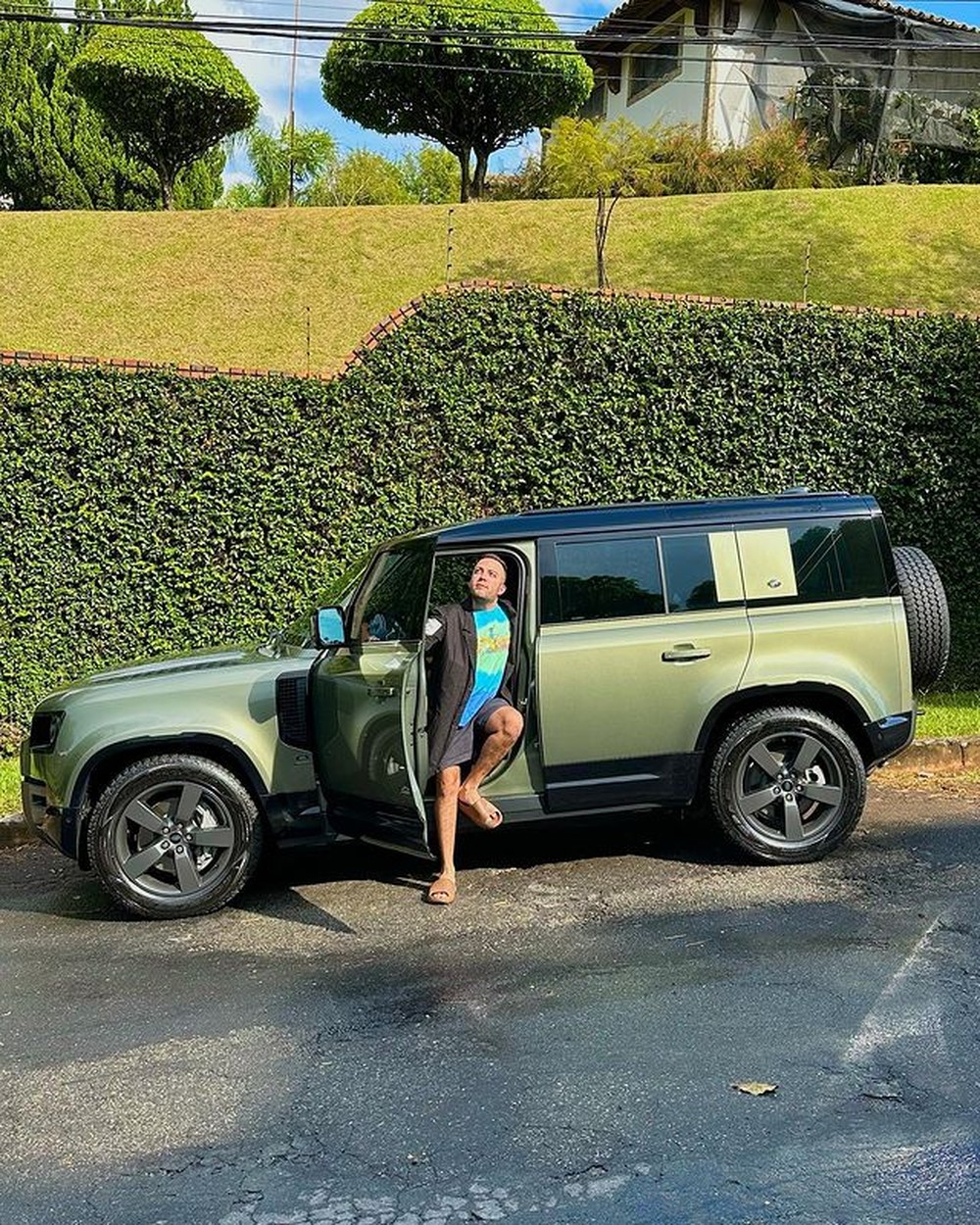 Vídeo: Lucas Rangel faz tour por novo carro de luxo de R$ 800 mil