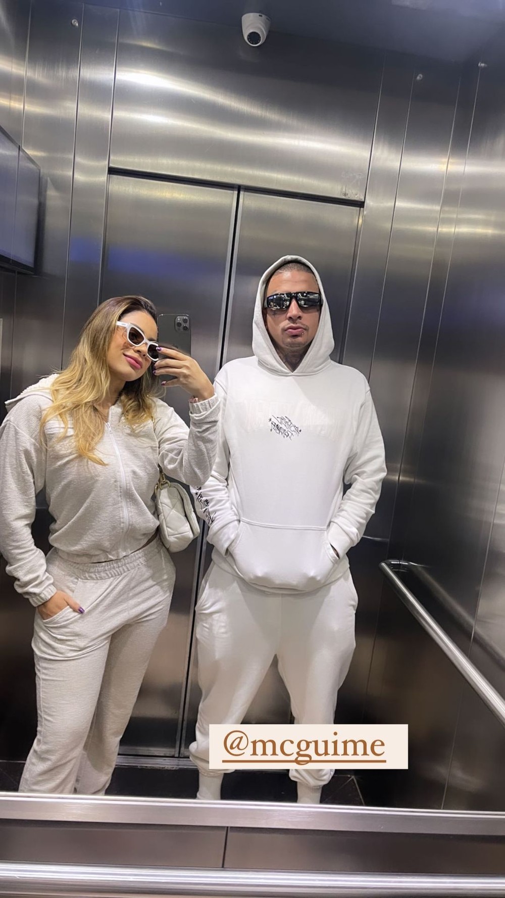 Lexa e MC Guimê posam com look combinando e aproveitam momento de carinho