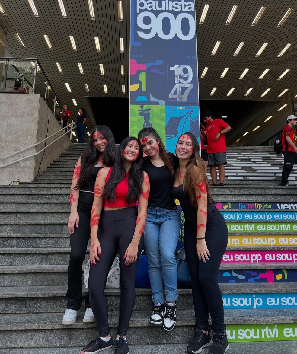 Ex-chiquitita Carol Chamberlain leva 'trote' ao passar na faculdade