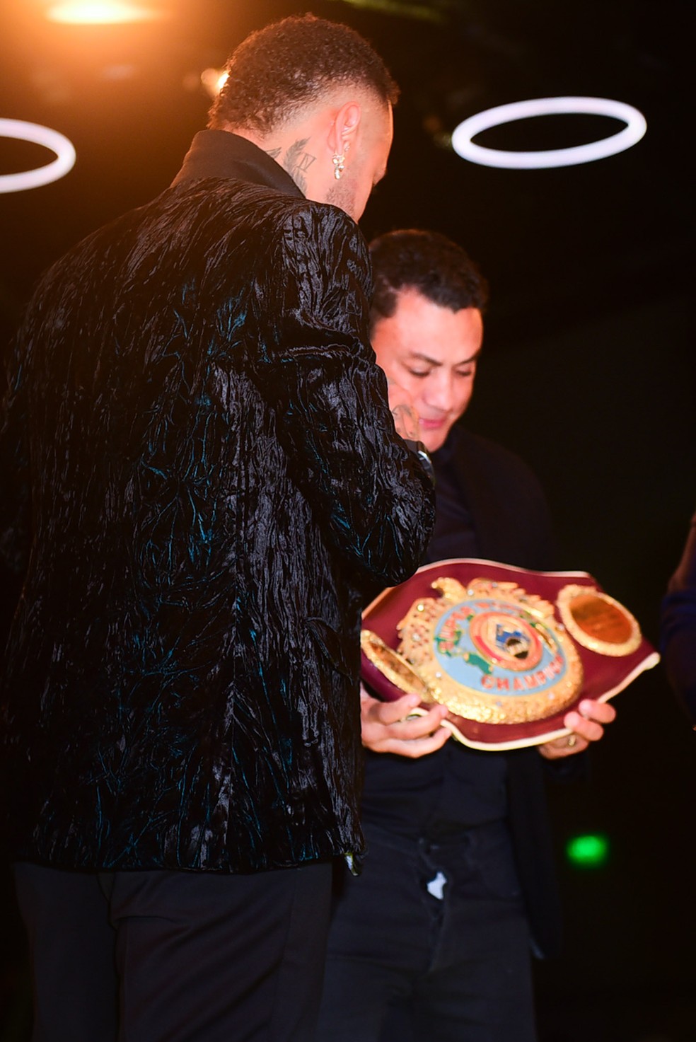 Popó surpreende ao doar de surpresa cinturão de boxe para leilão de Neymar
