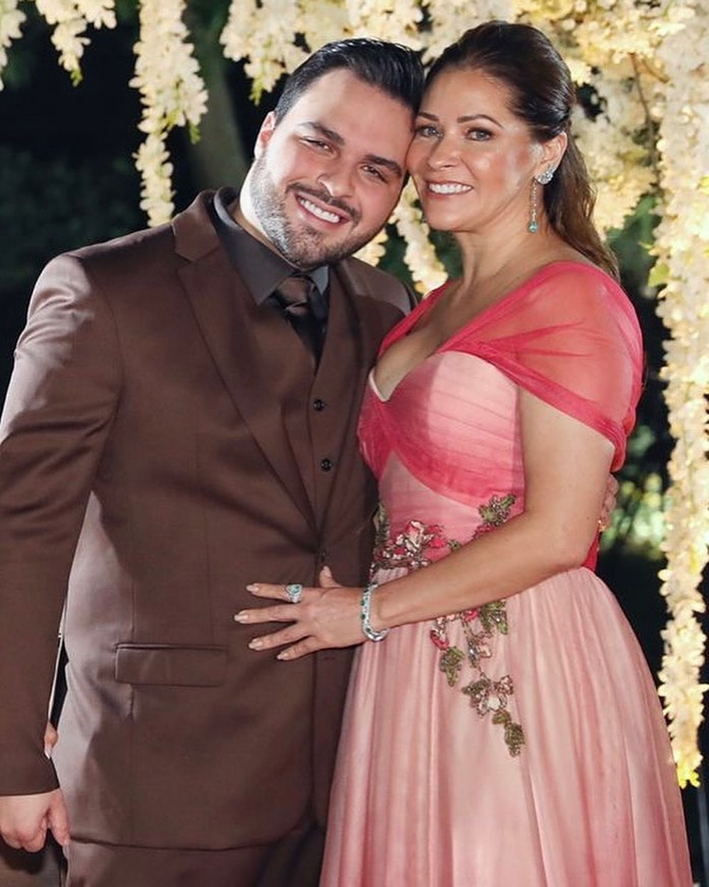 Luciano Camargo parabeniza filho que tem com irmã de Leandro e Leonardo