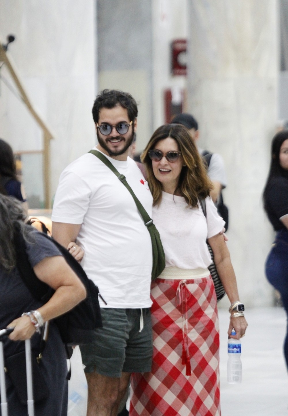 Fátima Bernardes é fotografada abraçadinha com Túlio Gadêlha no Rio