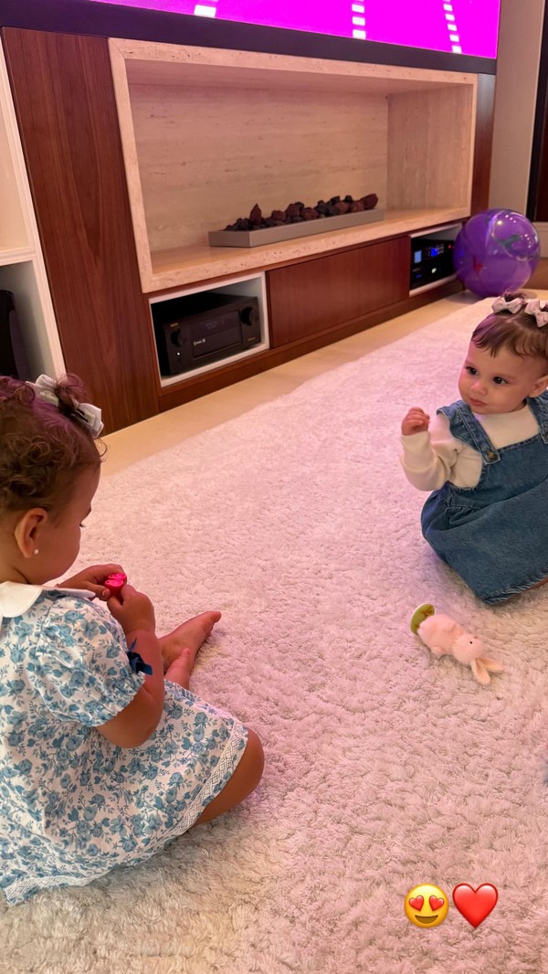 Filhas de Neymar, Mavie e Helena brincam juntas na mansão do craque
