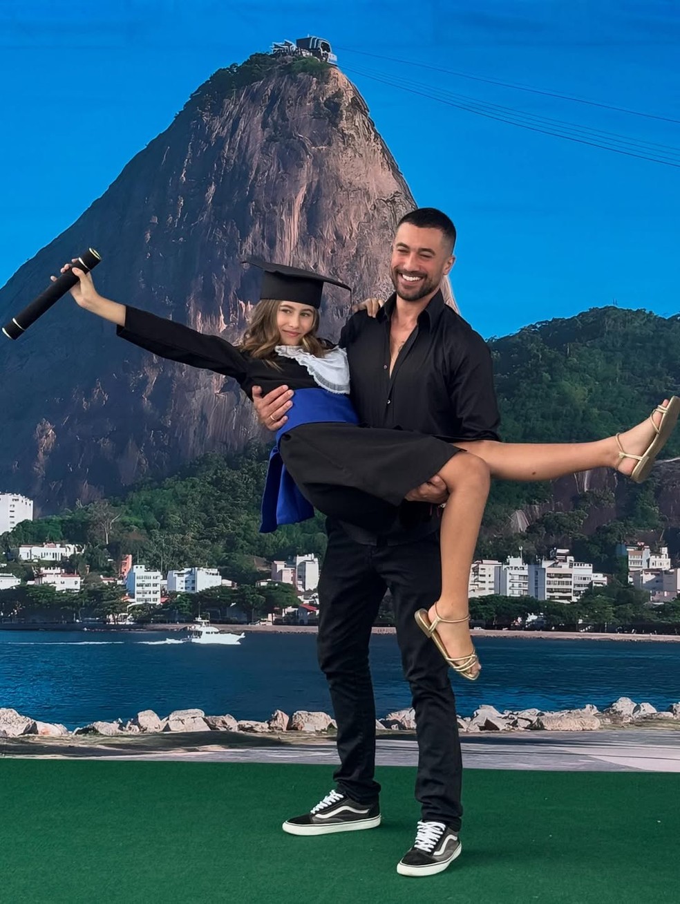 Ricardo Vianna celebra formatura de filha mais velha, e Lexa se derrete ...