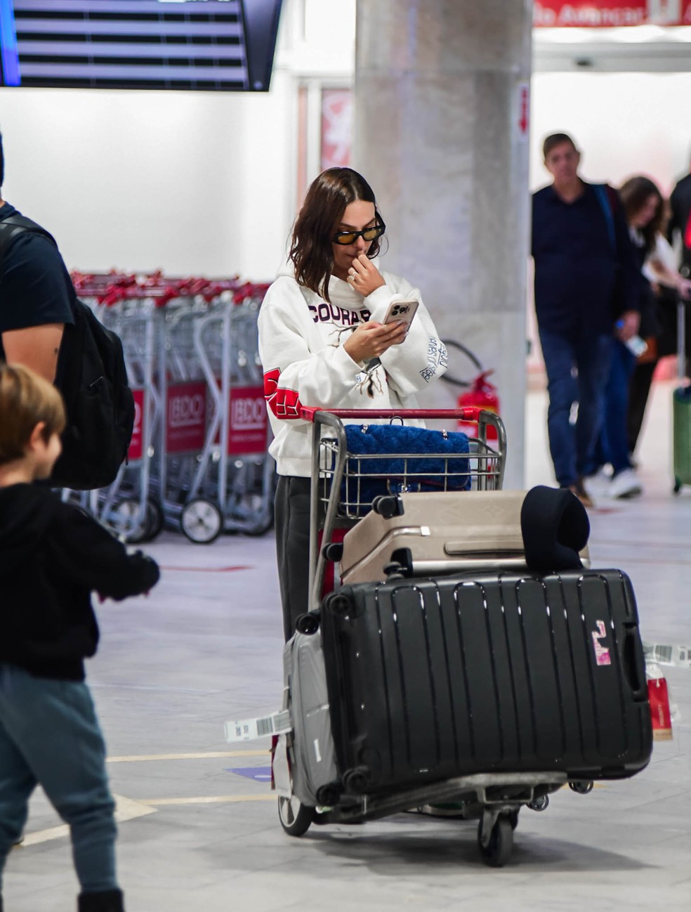 Isis Valverde retorna ao Brasil com filho após dias com Marcus Buaiz em ...