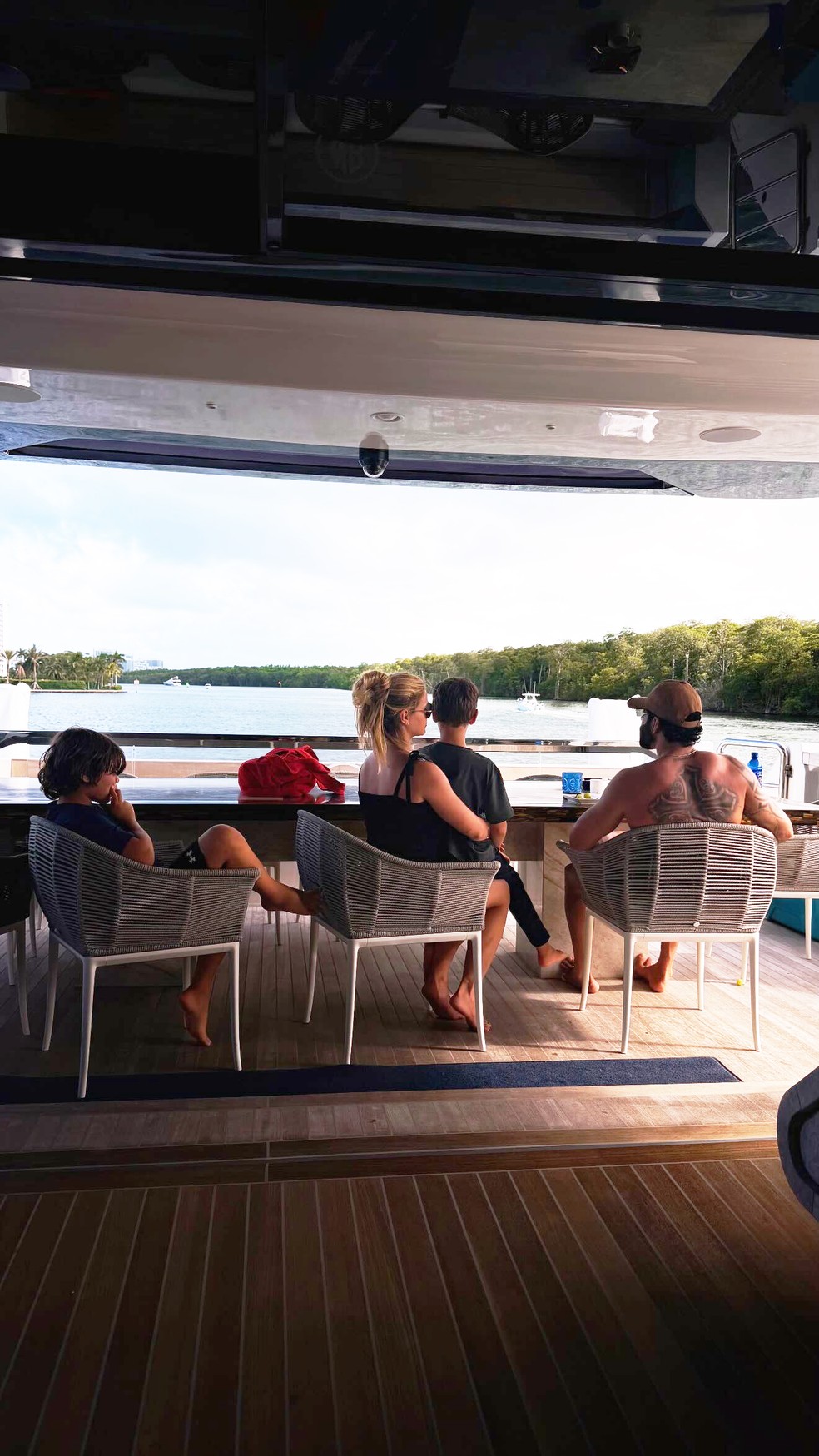 Gusttavo Lima e Andressa Suita passeiam de lancha com filhos em Miami ...