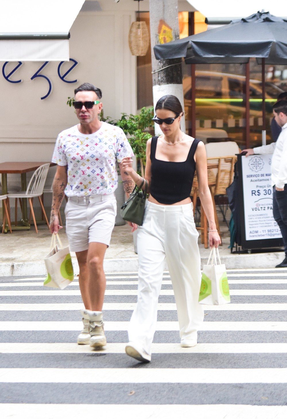 Alessandra Ambrosio faz compras em bairro nobre de São Paulo