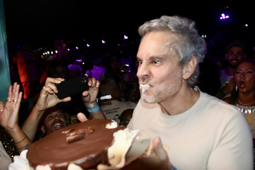 Alexandre Nero 'cai de boca' em bolo ao celebrar aniversário em ...