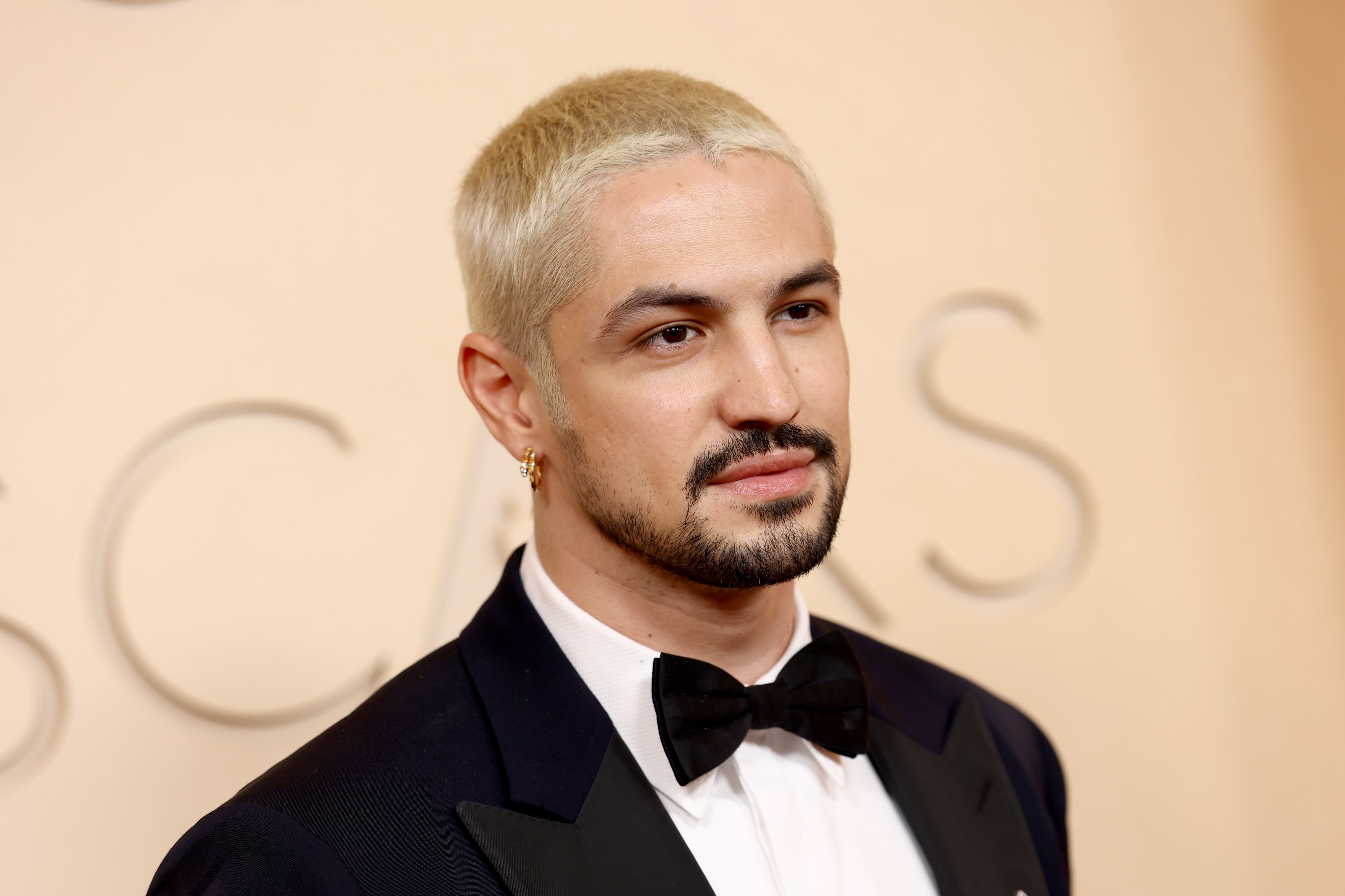 Platinado, Gabriel Leone chega ao tapete vermelho do Oscar 2026