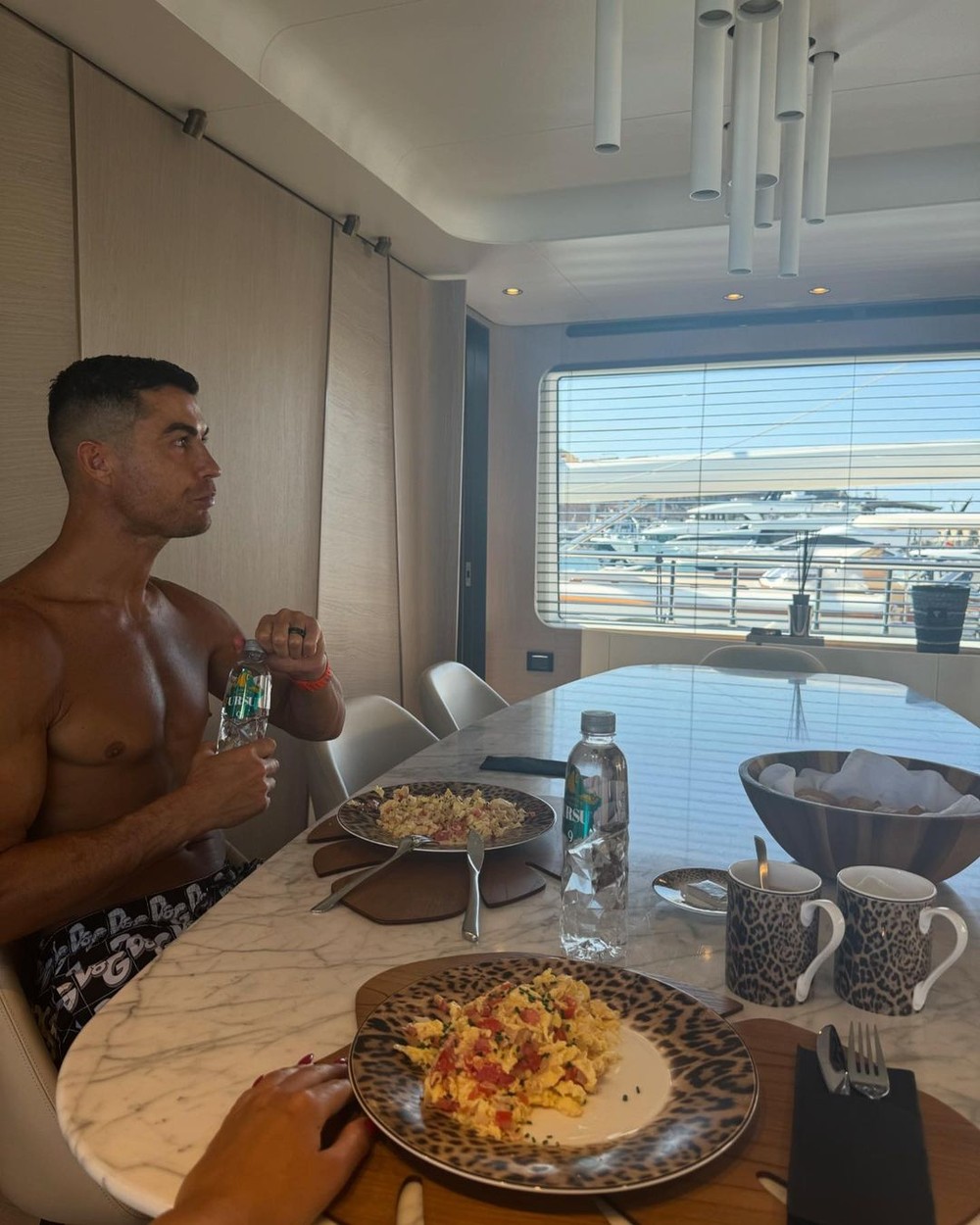 Georgina Rodriguez e Cristiano Ronaldo curtem passeio de barco na Espanha