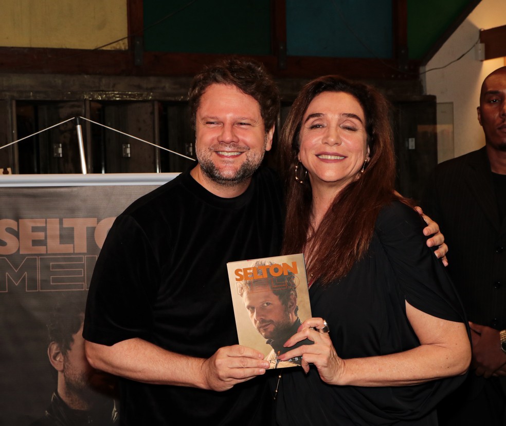 Selton Mello chora ao falar pela 1ª vez sobre Alzheimer da mãe, que inspirou biografia