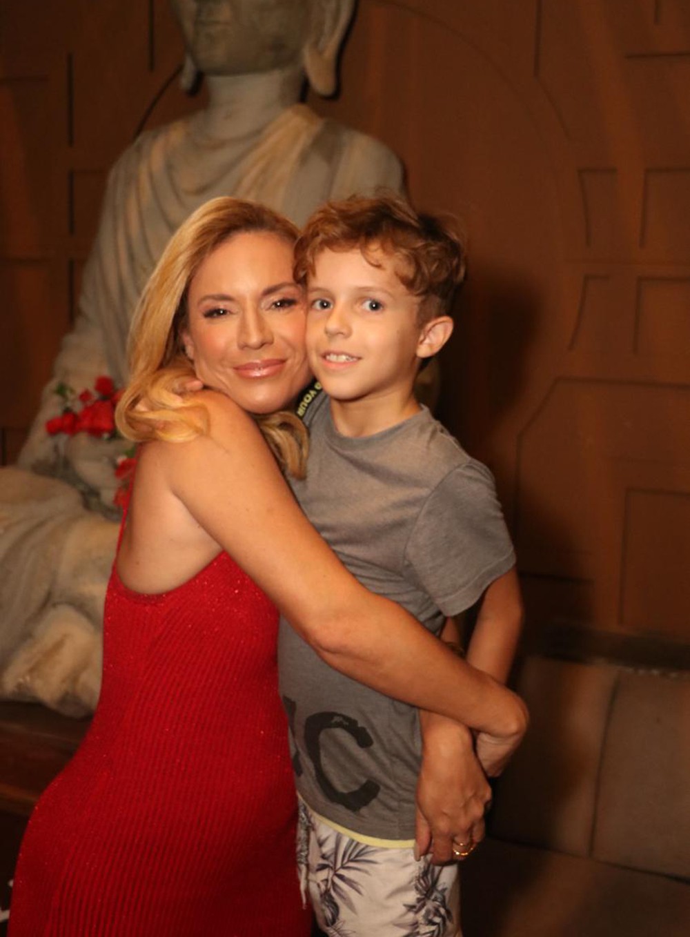 Maíra Charken lança livro no Rio ao lado do filho e do ex-marido; fotos