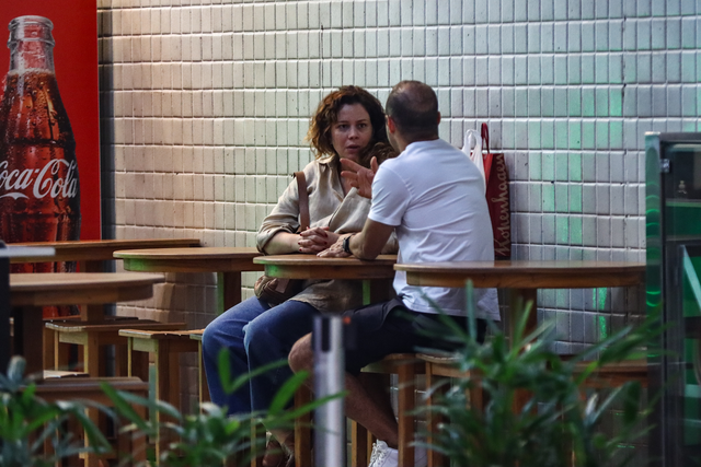 Grávida, Leandra Leal faz rara aparição com o marido em aeroporto do Rio