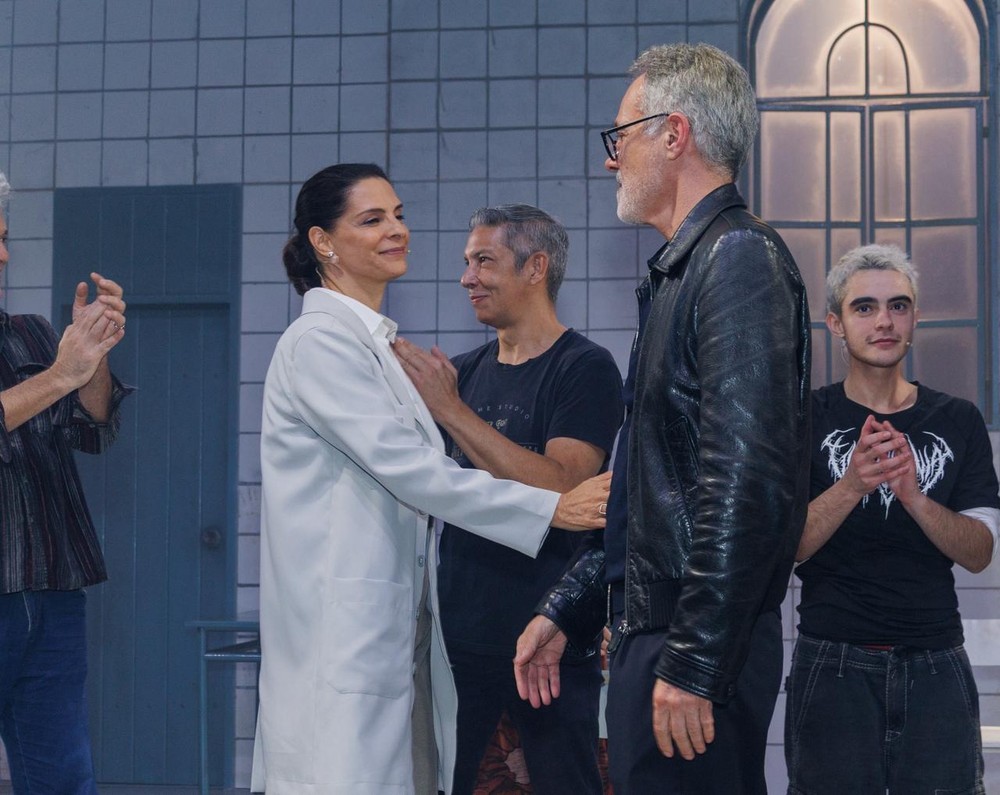 Helena Ranaldi posa com o ex-marido, o atual e o filho em noite de teatro