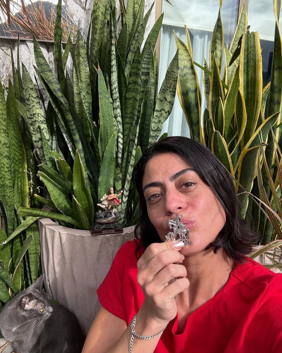Carol Castro revela que herdou do pai devoção a São Jorge: 'Uma saudade'