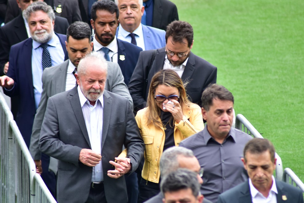 Presidente Lula e Janja se despedem de Pelé em velório na Vila Belmiro