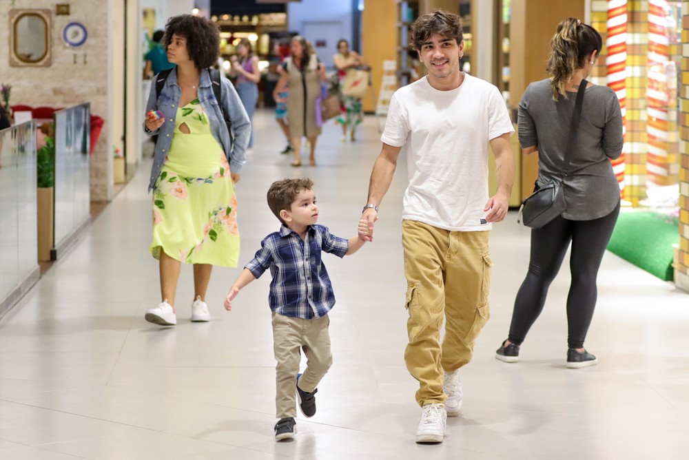 João Fernandes passeia com Nicolas, seu filho com Mabel Calzolari, que ...