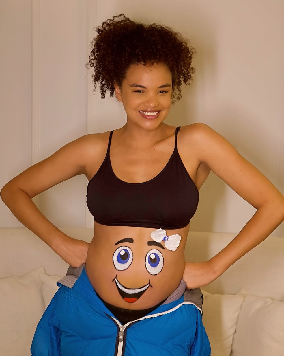 Grávida, Lucy Ramos mostra pintura artística na barriga: 'Protagonista'