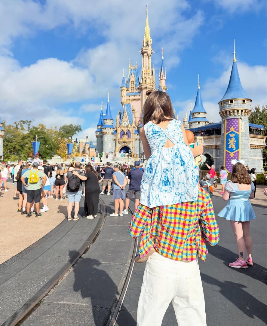 Gigi Hadid abre álbum de fotos na Disney ao lado de filha com Zayn ...