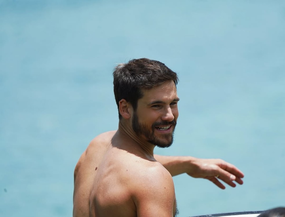 Nicolas Prattes impressiona com habilidades no surfe, e Sabrina Sato ...