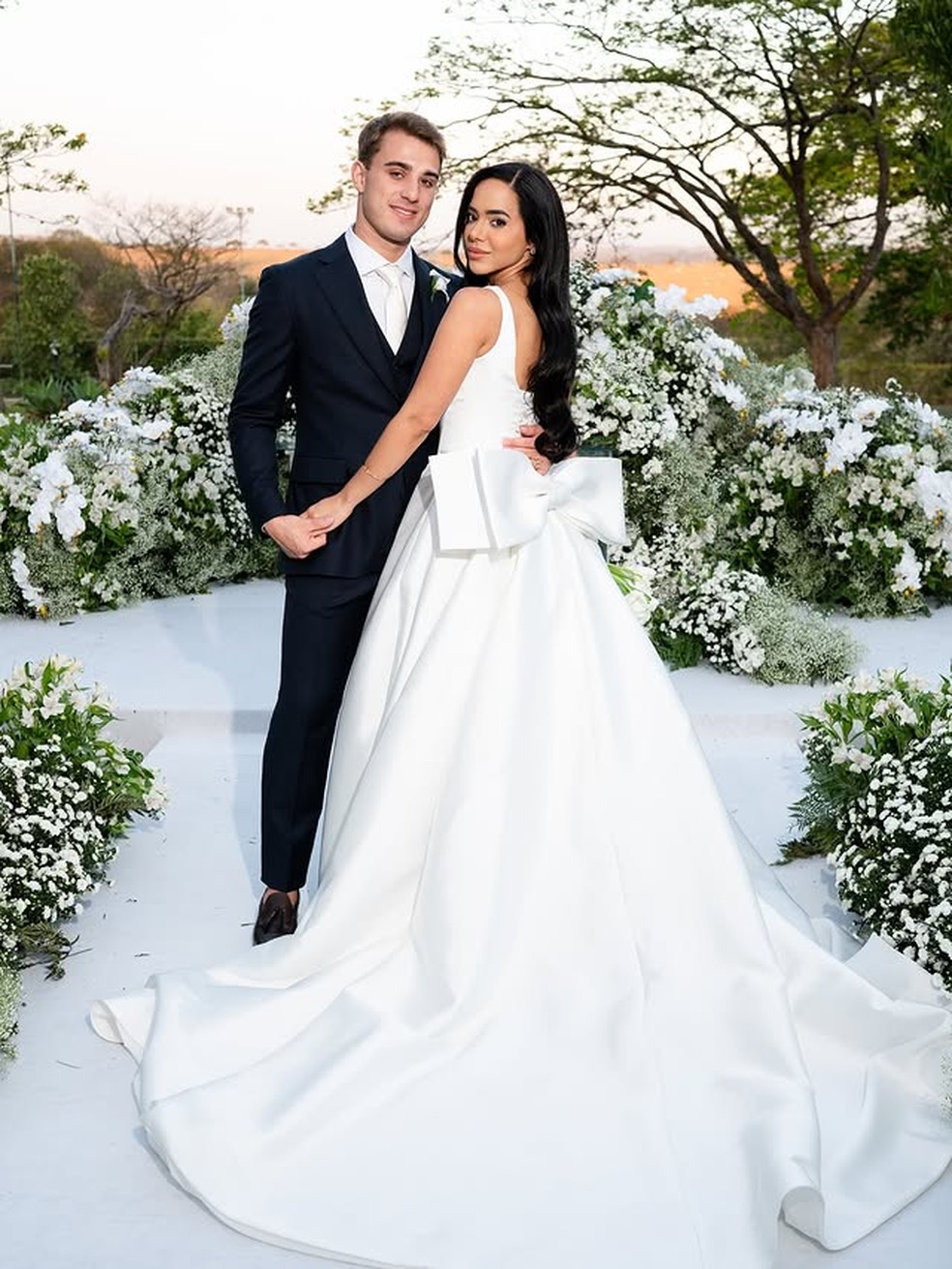 Mariely Santos se casa com André Santis em fazenda luxuosa, e MC Loma reage: 'Passada'