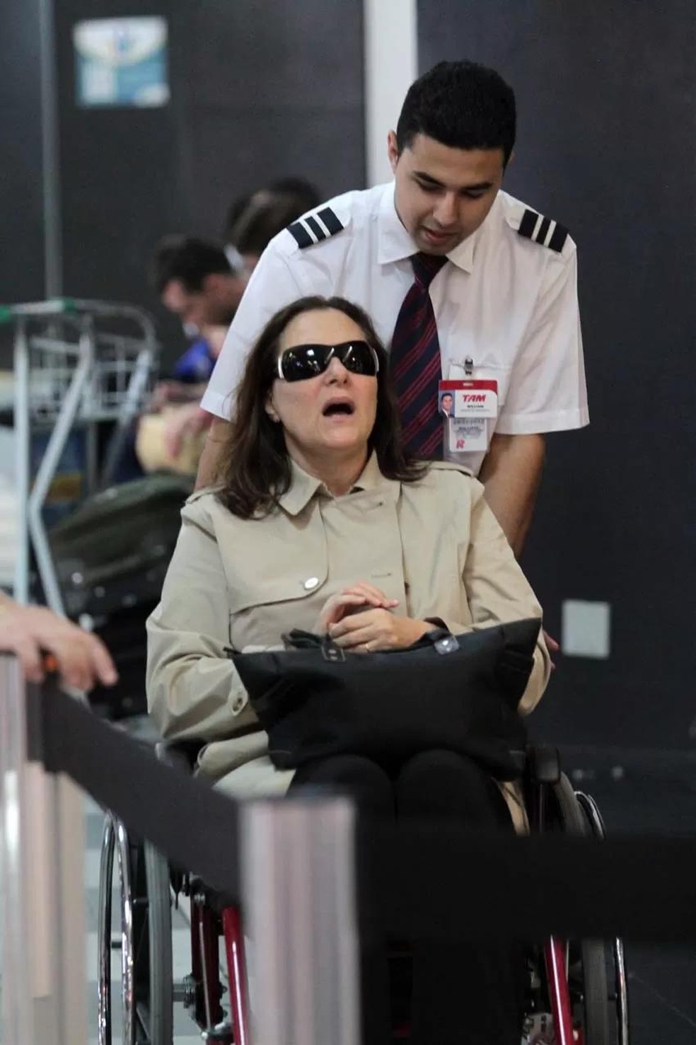 Elizabeth Savala embarca de cadeira de rodas depois de torcer o tornozelo