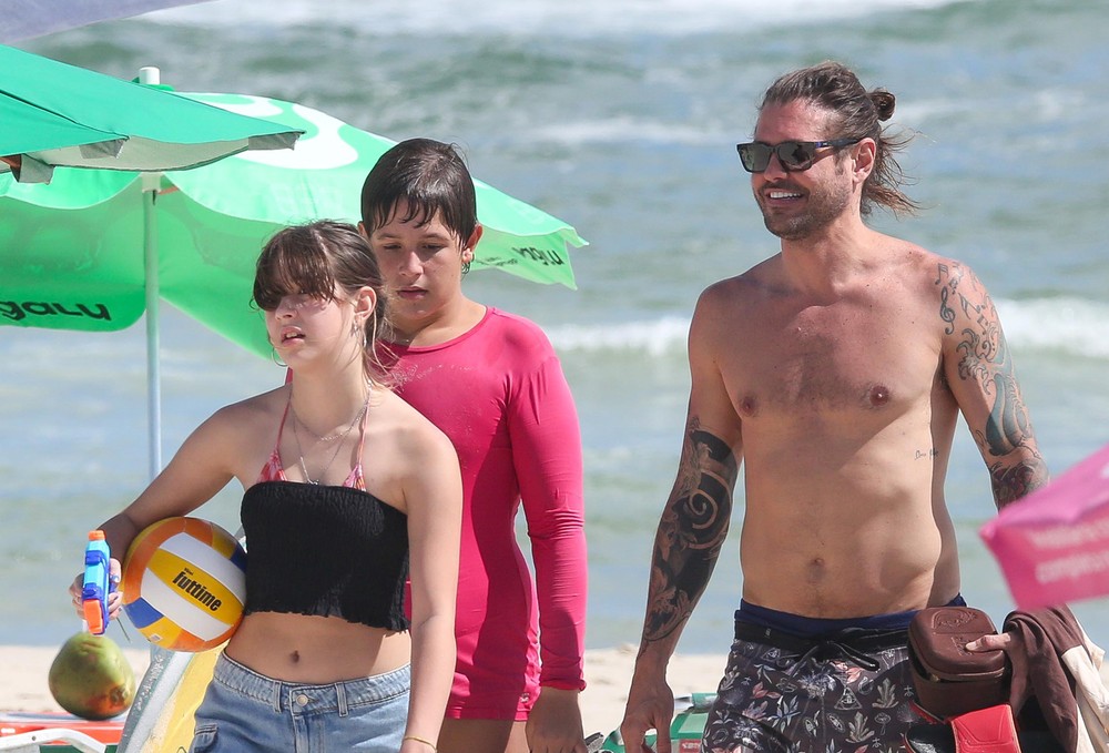Com os filhos, Dado Dolabella curte dia de praia no Rio de Janeiro