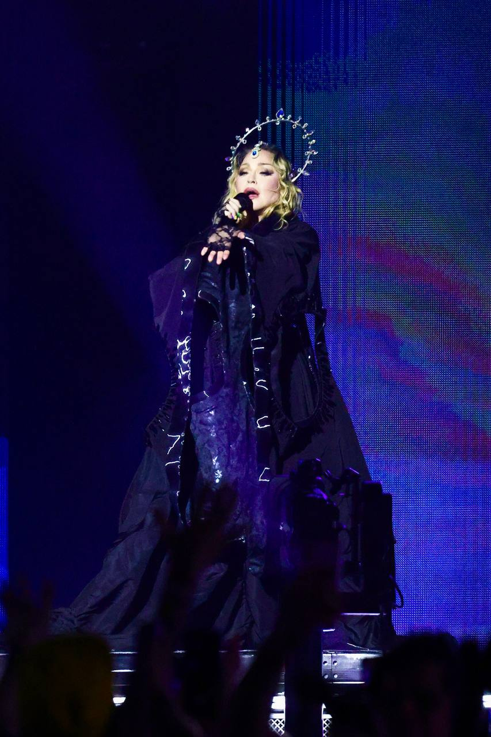 Madonna sobe ao palco em Copacabana para show histórico; fotos e vídeos