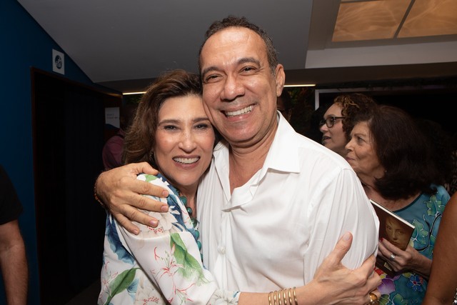 Beth Goulart ganha homenagem da neta e recebe amigos famosos em estreia de 'Simplesmente eu ...